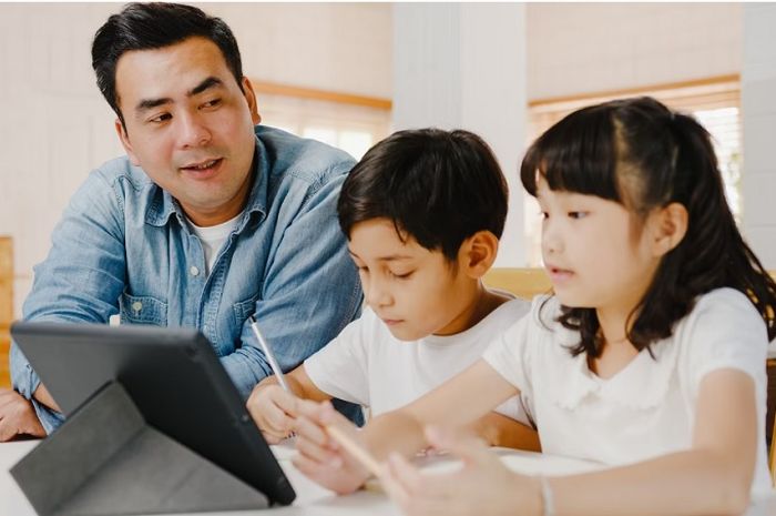 Alasan Pentingnya Ayah Berperan Sama dalam Pendidikan Anak - Nakita Alasan Pentingnya Ayah Berperan Sama dalam Pendidikan Anak - Nakita