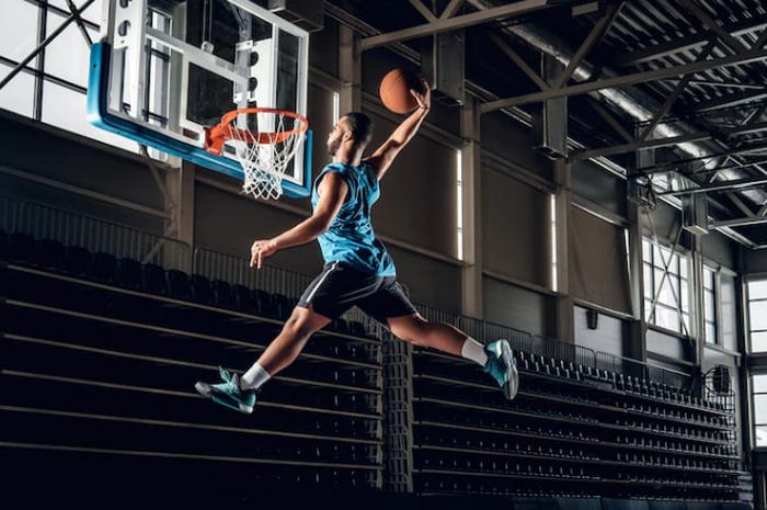 4 Teknik Menembak dalam Permainan Bola Basket, Slam Dunk hingga Lay Out ...