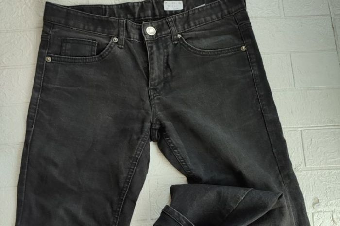 Anti Pudar Sampai Tua, Ini Tips Mencuci Celana Jeans Hitam Agar Warna ...