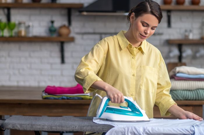 7 Cara Menyetrika Pakaian agar Cepat Licin dan Halus, Moms Wajib Coba ...
