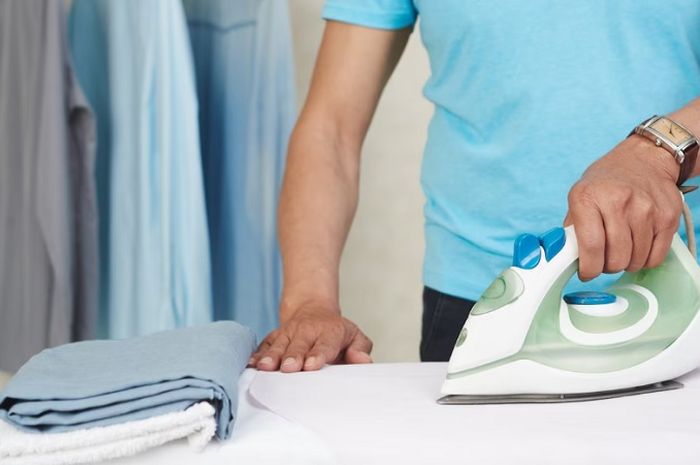 Sebelum Membeli, Kenali Kelebihan dan Kekurangan Setrika Uap - Nakita