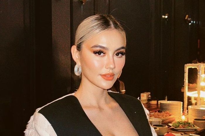 Intip Gaya Agnez Mo Pakai Crop Top dan Rok Mini Terbalik, Kece bak Penyanyi Hollywood!