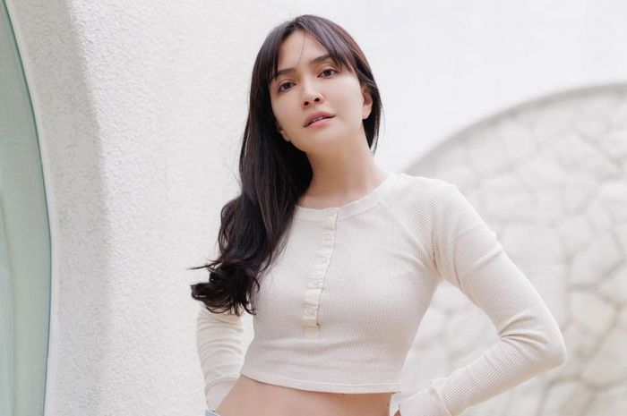 Seksi Pakai Dress Tali Tipis, Intip Penampilan Shandy Aulia Sukses Curi ...