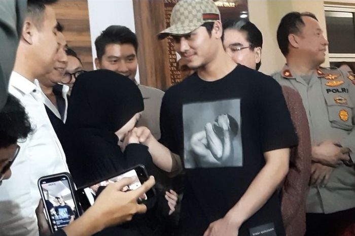 Mencium Tangan Suami Sebelum Berangkat Kerja, Tradisi Indonesia yang ...