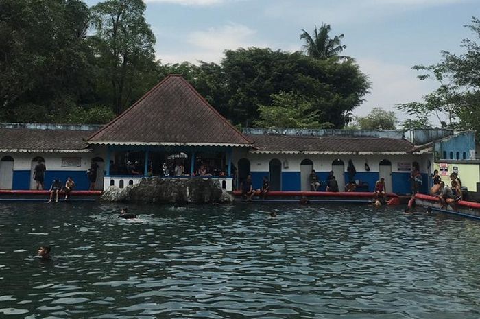 Keindahan Umbul Pengging, Kolam Renang Kerajaan yang Dipakai Tradisi ...