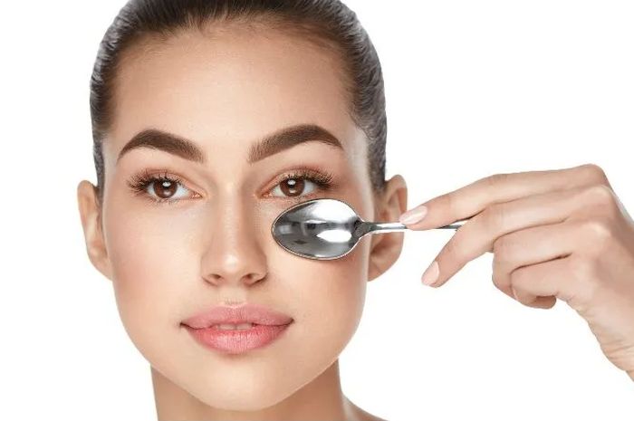 Gak Perlu Perawatan Mahal, Cuma Modal Sendok yang Dipijat ke Wajah ...