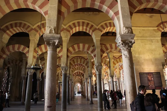 Arsitektur Masjid Córdoba: Simbolisme Islam-Kristen di Spanyol ...