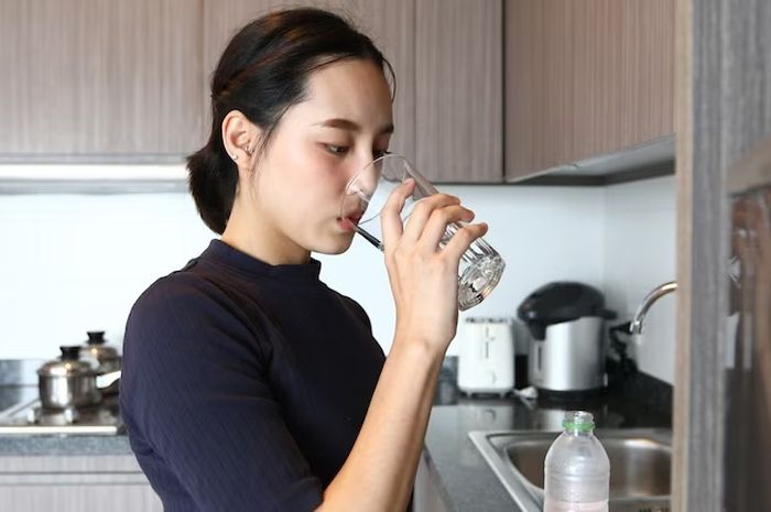 Mitos atau Fakta, Rajin Minum Air Hangat Bisa Turunkan Berat Badan ... Mitos atau Fakta, Rajin Minum Air Hangat Bisa Turunkan Berat Badan ...