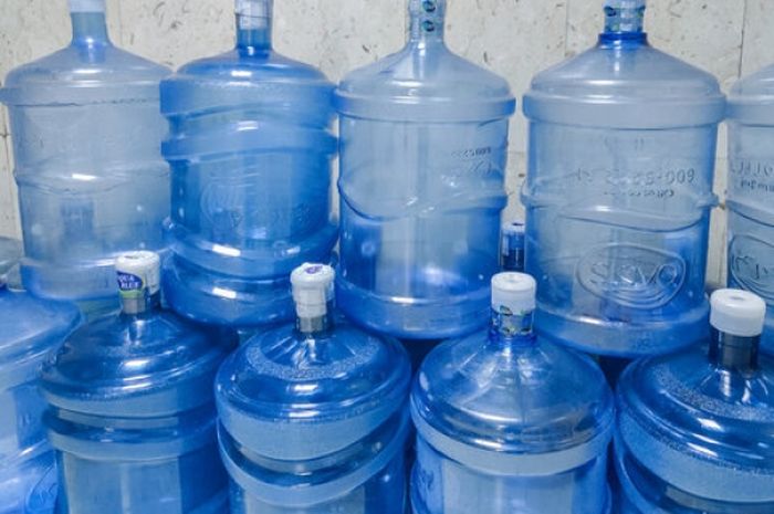 Cara Mudah Membersihkan Lumut Di Galon, Cuma Dikocok Bahan Ini Bikin ...