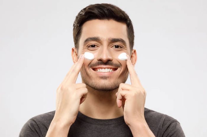 Rekomendasi Skincare Pria untuk Mencerahkan Wajah di Bawah Rp 50 Ribu - Stylo