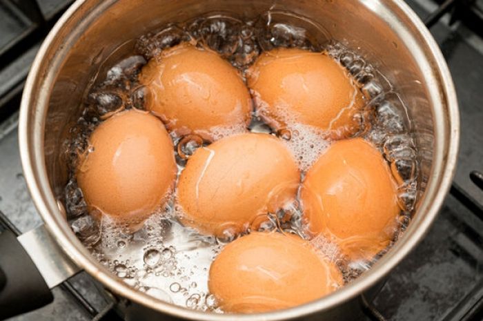 6 Tips Merebus Telur Agar Tak Retak, Coba Balur dengan Bahan Ini Dulu ...