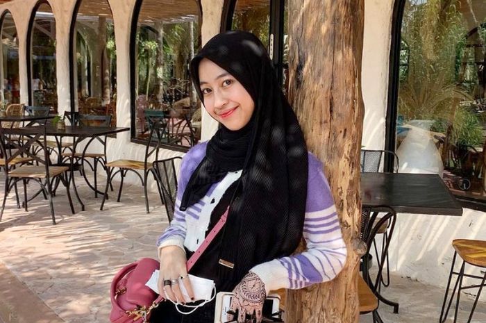 Pakai Hijab Hitam, Intip 3 Ide Outfit Bukber ala Adiba Khanza! - CewekBanget