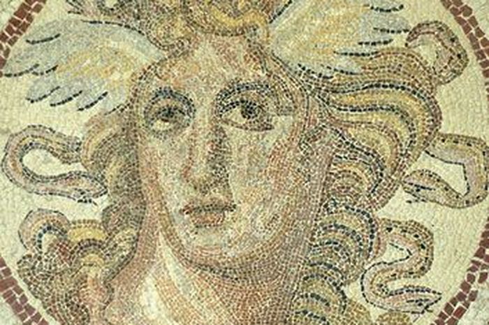 Mosaik Misterius dengan Gambar Medusa Ditemukan di Vila Romawi Kuno ...