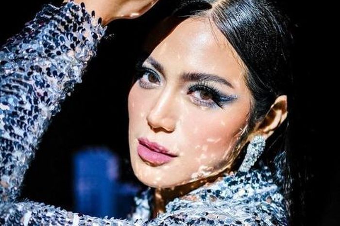 Gaya Jessica Iskandar Saat Nongkrong Jadi Sorotan, Tampil Seksi Kenakan ...