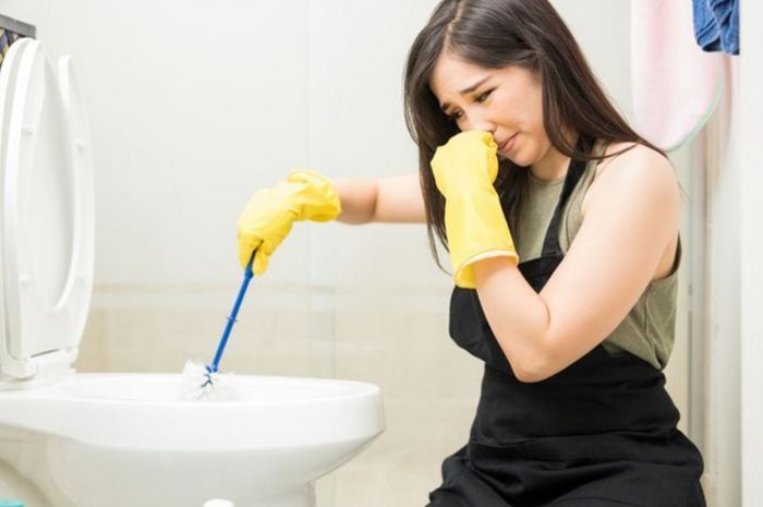 Cuma Semprot Pakai Bahan Ini, Kamar Mandi yang Bau Pesing Langsung ...