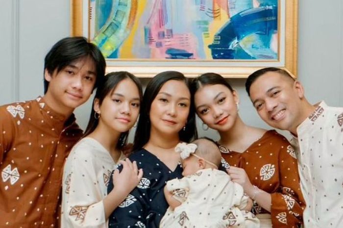 Inspirasi Tampil Kompak Sekeluarga Saat Idul Fitri ala Keluarga Naura Ayu - CewekBanget