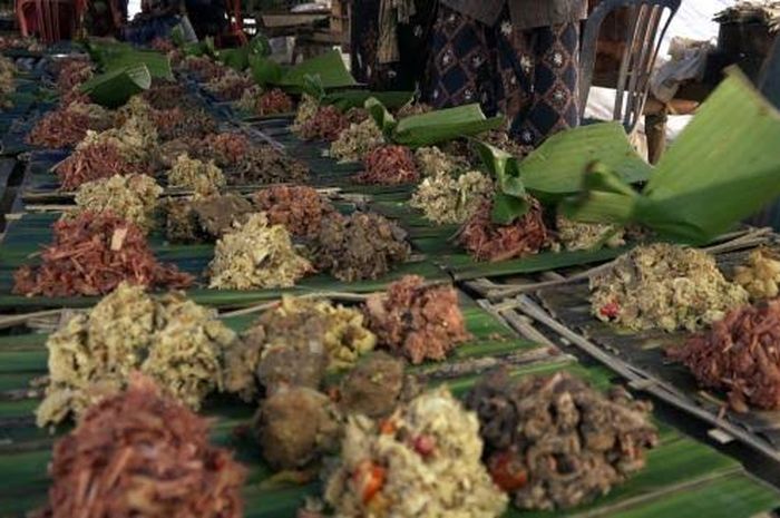 Megibung Bali, Tradisi Makan Bersama Saat Lebaran oleh Masyarakat Bali ...