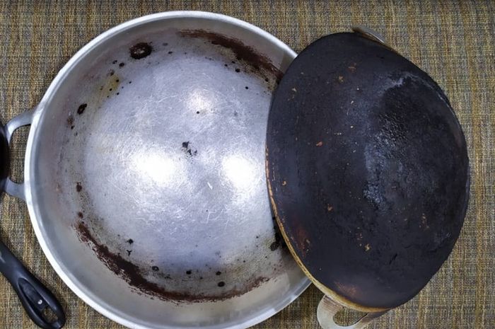 Tips Membersihkan Pantat Penggorengan yang Gosong dengan Memakai 4 ...