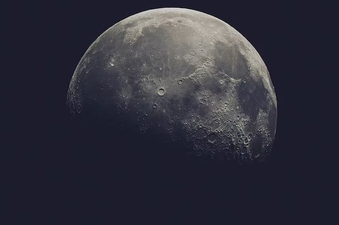 5 Teori tentang Bulan yang Banyak Dipercaya Orang, Apa Saja? - Kids