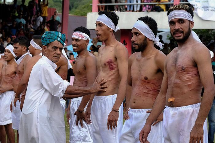 Tradisi Pukul Sapu, Cara Unik Masyarakat Maluku Tengah Menjaga Warisan ...