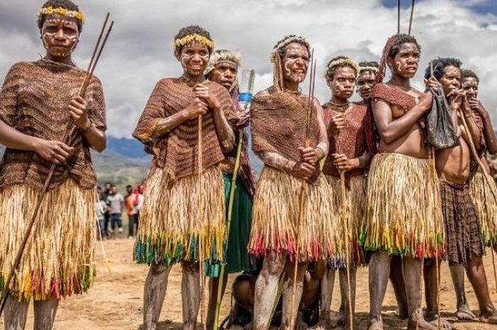 Menguak Kisah Mengharukan di Balik Tradisi Potong Jari Suku Dani yang ...
