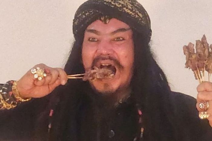 Biasa Tampil Garang, Limbad Kini Pakai Batik Saat Hadiri Acara Wisuda ...