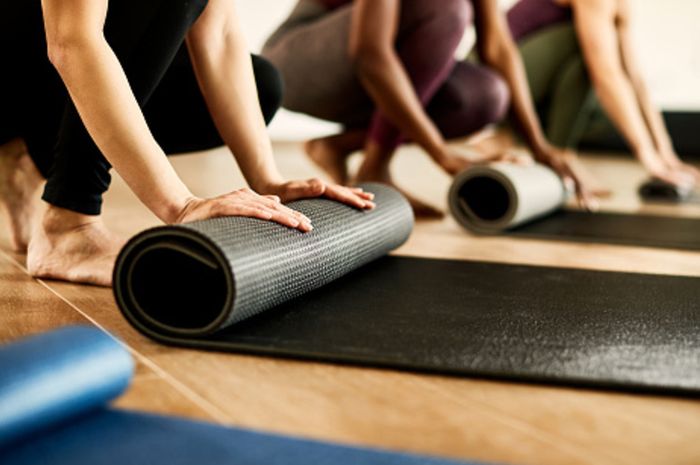 Cara Mudah Mencuci Matras Yoga Agar Bersih dari Keringat dan Kotoran ...