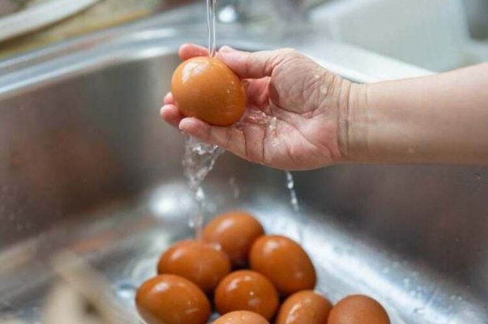 Tolong Ibu-ibu Kalau Masih Cuci Telur Sebelum Dimasak Mulai Sekarang ...
