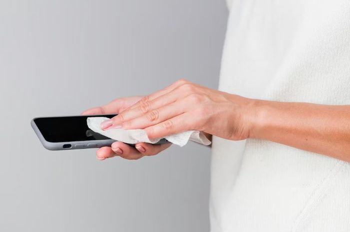 Bukannya Kinclong Malah Rugi, Ternyata Membersihkan HP dengan Tisu ...