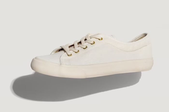 Cara Mencuci Sepatu Putih yang Sudah Menguning, Simak Langkahnya! - Stylo