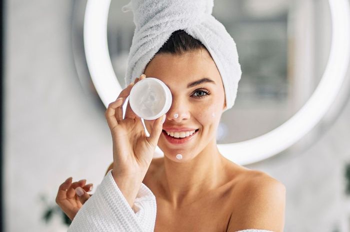 Bikin Kulit Mulus Glowing, Apa Itu Skin Minimalism yang Jadi Tren ...