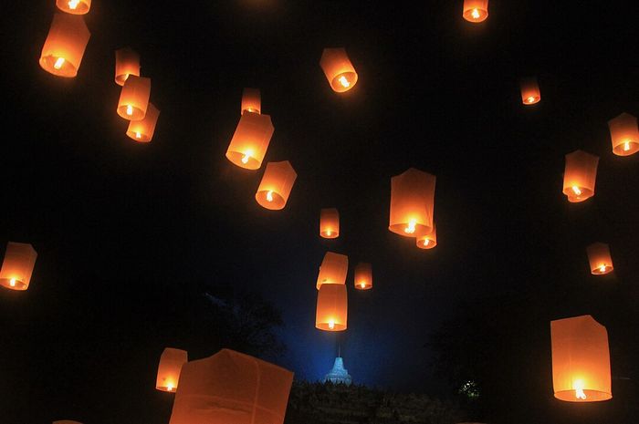 Mengapa Perayaan Waisak Identik dengan Pelepasan Lampion? Ini Maknanya ...