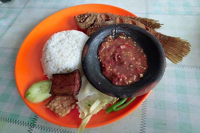 10 Fakta Menarik Nasi Jamblang, Kuliner Cirebon yang Dibungkus Daun ...