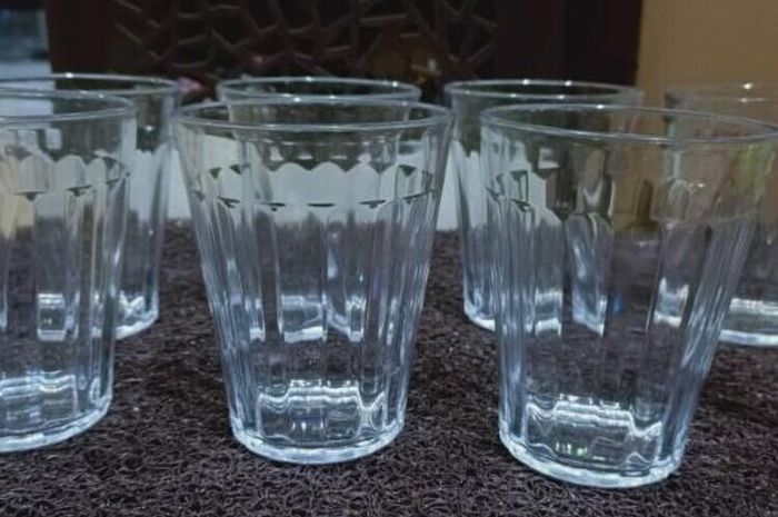 Cara Membersihkan Gelas Plastik Kusam dan Menguning, Cuma Direndam ...