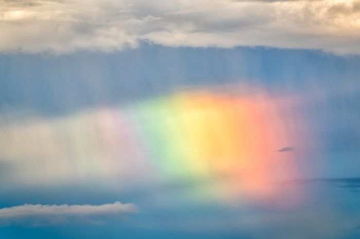 Tak Melengkung, Pelangi Ada yang Menyerupai Awan, Fenomena Alam Apa Itu ...