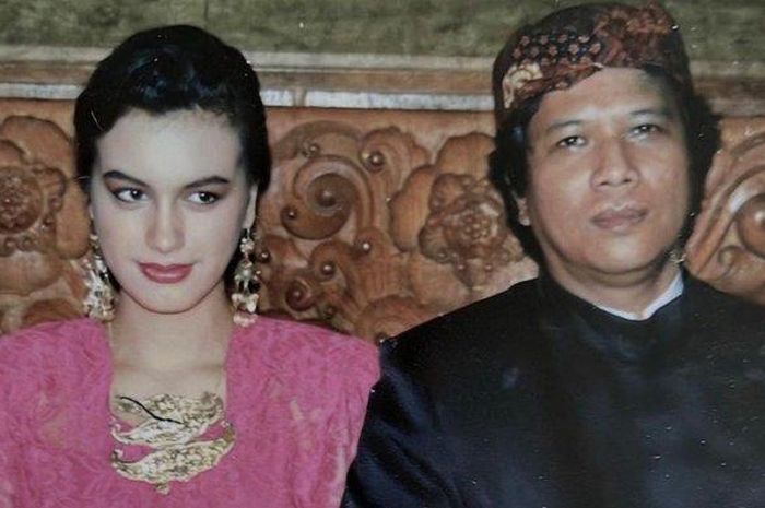 Sophia Latjuba Duduk di Samping Mendiang Ayahnya, Foto Jadul Ibunda Eva ... Sophia Latjuba Duduk di Samping Mendiang Ayahnya, Foto Jadul Ibunda Eva ...