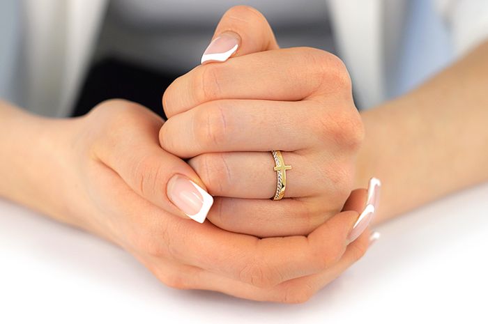 Cara Cuci Cincin Emas yang Pudar Jadi Kuning, Cuma Pakai Bahan Ini ...