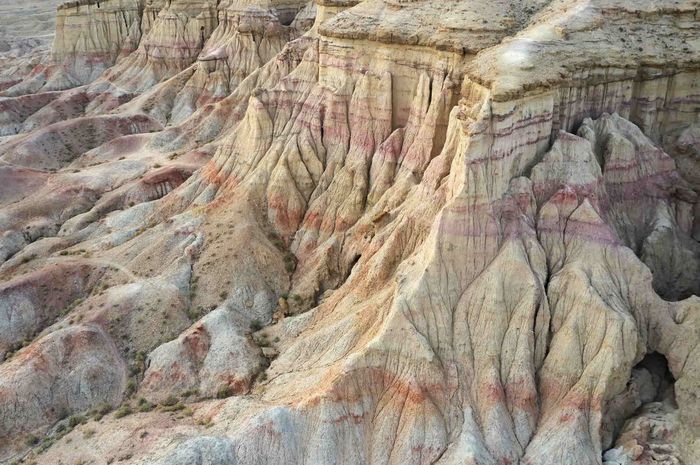 Fenomena Alam Unik Berupa Bukit Batu Berbaris, Bagaimana Yardang Muncul ...