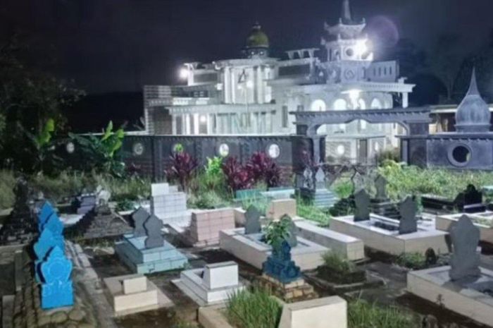 SYAHDU, Rumah Mewah di Tengah Kuburan, Ada Fasilitas Kolam Renang ...