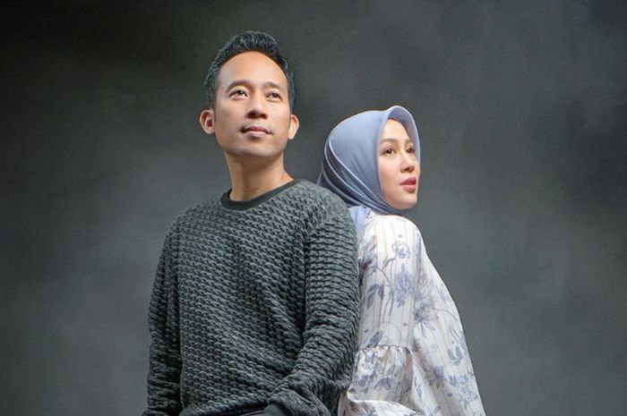 NYELENEH! Denny Cagur dan Istri Asyik Makan Semangka Goreng yang Viral ...
