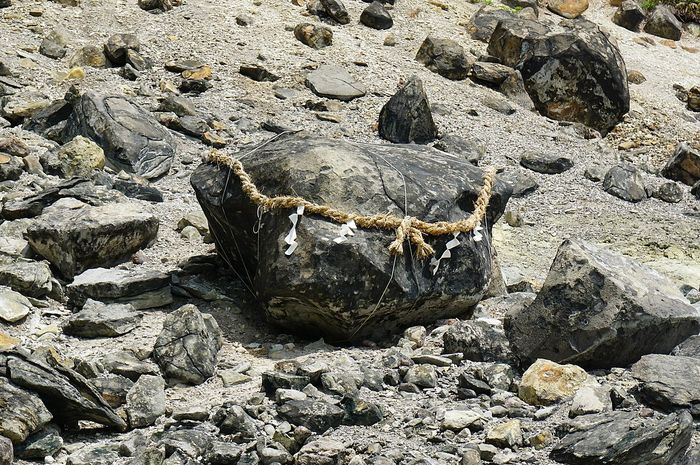 Mitologi Jepang: Kisah Batu yang Menyimpan Roh Rubah Berekor Sembilan ...