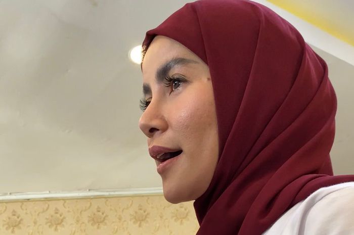 Penampilan Bak Anak Kuliahan, Olla Ramlan Bagikan Tips Awet Muda di Usia 43 Tahun