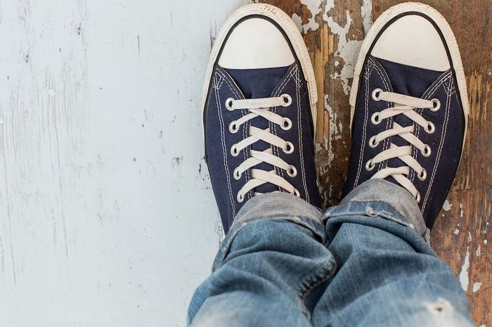 Langkah Mencuci Sepatu Kanvas Menggunakan Tangan, Ikuti 7 Langkah Ini ...