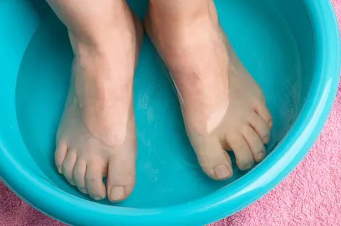 Gak Bisa Dianggap Remeh, Cuma Rendam Kaki dalam Air Garam Hangat Saat ...