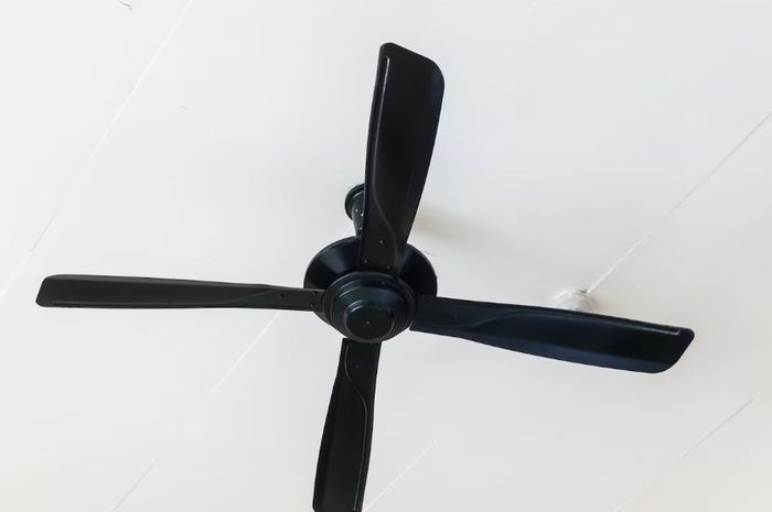 Menyalakan Kipas Angin di Atas Kepala, Benarkah Berbahaya untuk ...