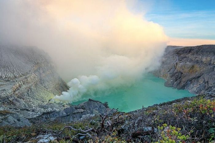 Fenomena Alam Danau Asam di Kawah Ijen, Bagaimana Bisa Terbentuk? - Bobo