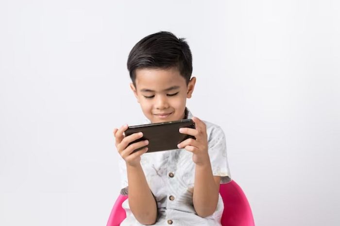 Wajib Tahu, Ini Ketentuan Batas Maksimal Anak Main HP Sesuai Umur - Nakita