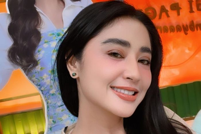 Intip Kemewahan Mobil Rp 2,7 M Milik Dewi Perssik, Lengkap dengan ...