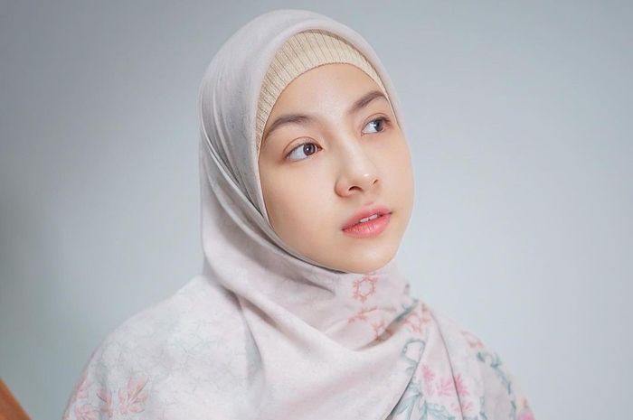 Intip Gaya Santun Natasha Rizky Saat Nongkrong di Kafe, Dress dan Hijab ...