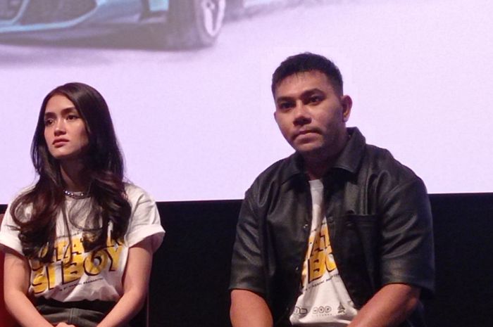 Prinsa Mandagie dan Fabio Asher Mesra di 'Emosi Jiwa' Catatan Si Boy: Merayakan Cinta Itu Seru Juga